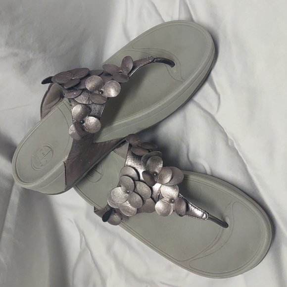 Fitflop | Shoes | Fit Flop Metallic Floral Sandals Size 9 Medium | Poshmark